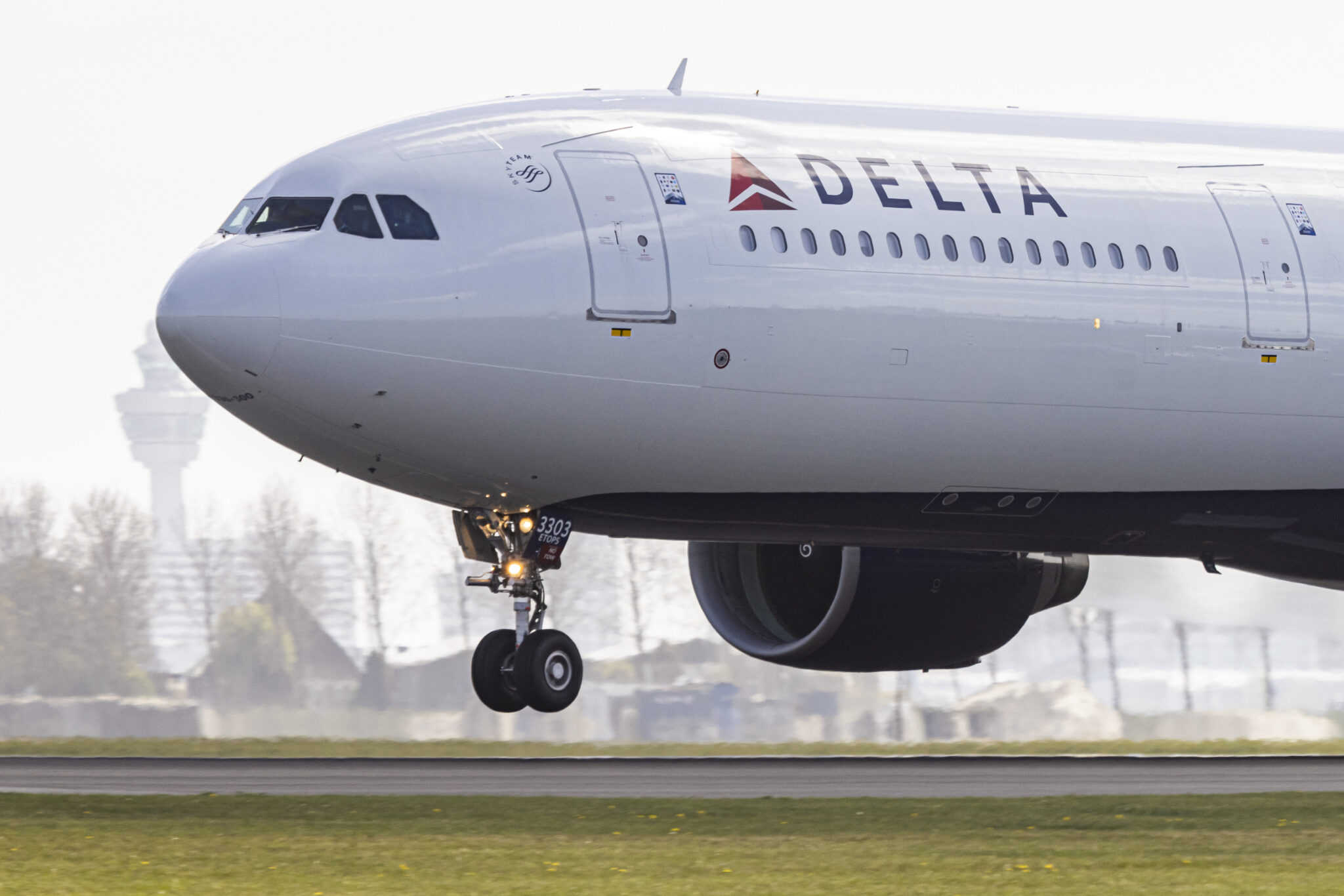 25 People Rushed To Hospital After Delta Flight Hits Crazy Turbulence ...